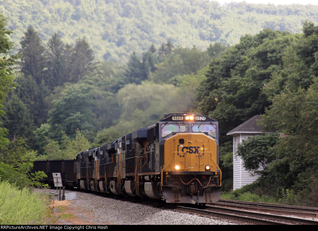 CSX 4525 passing Altamont Tower